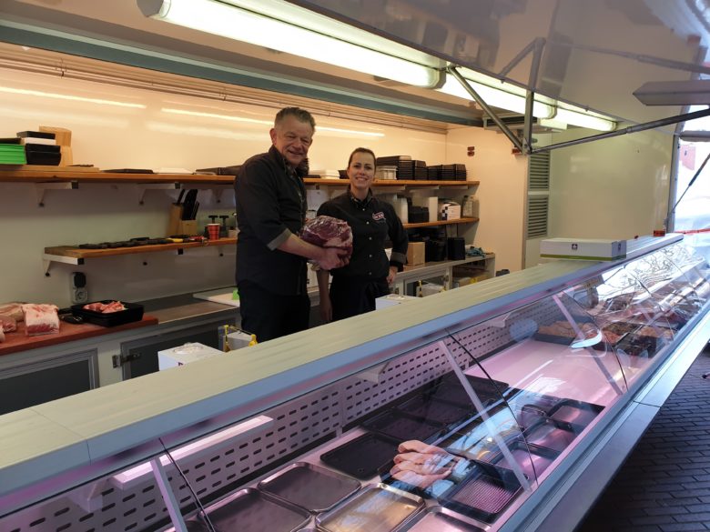 Advertentie: vlees van de slager in blik verkrijgbaar, juist nu ideaal ...