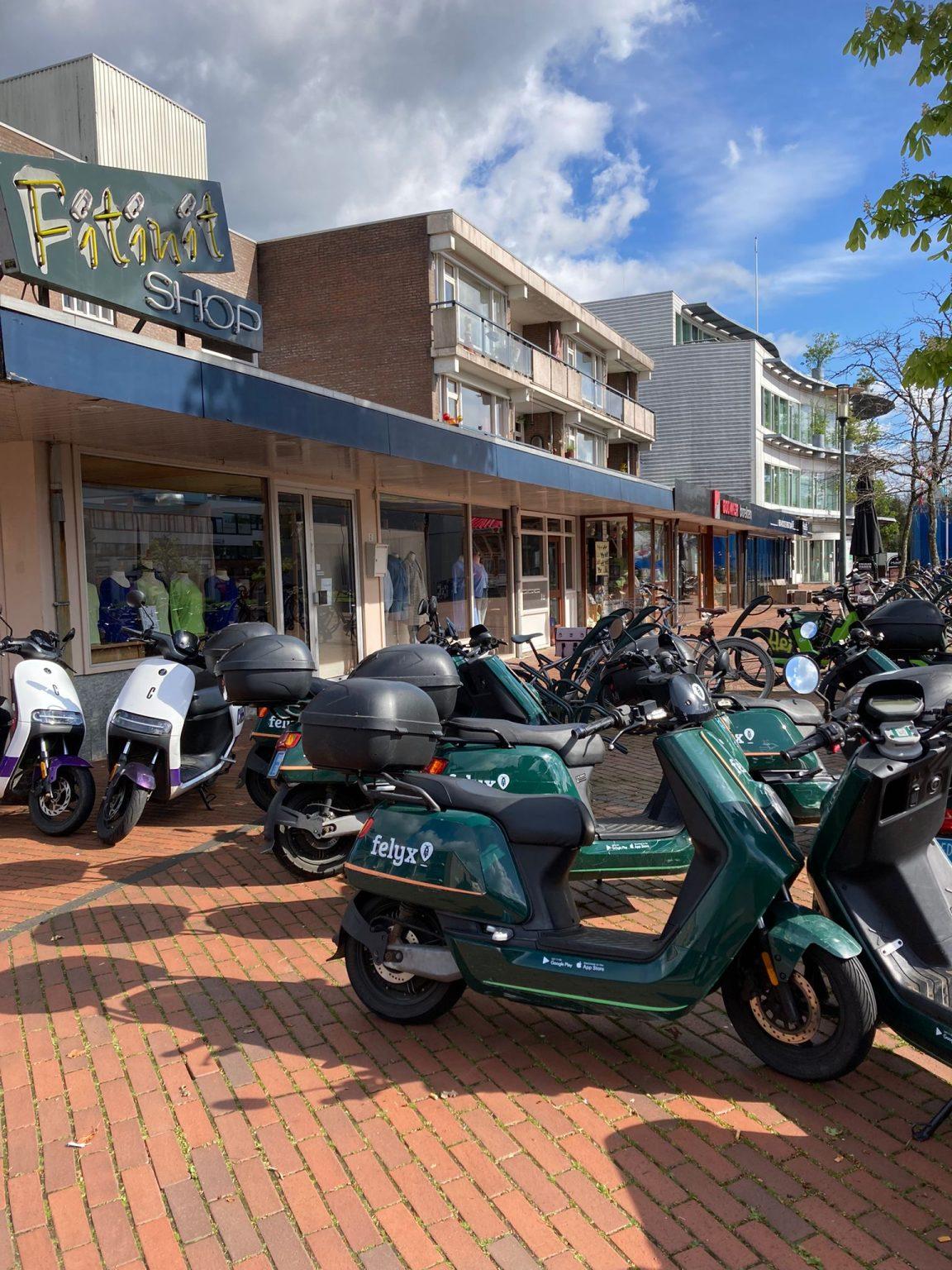 Scooter-oerwoud Felyx en Check. - Haren de Krant - Haren de Krant