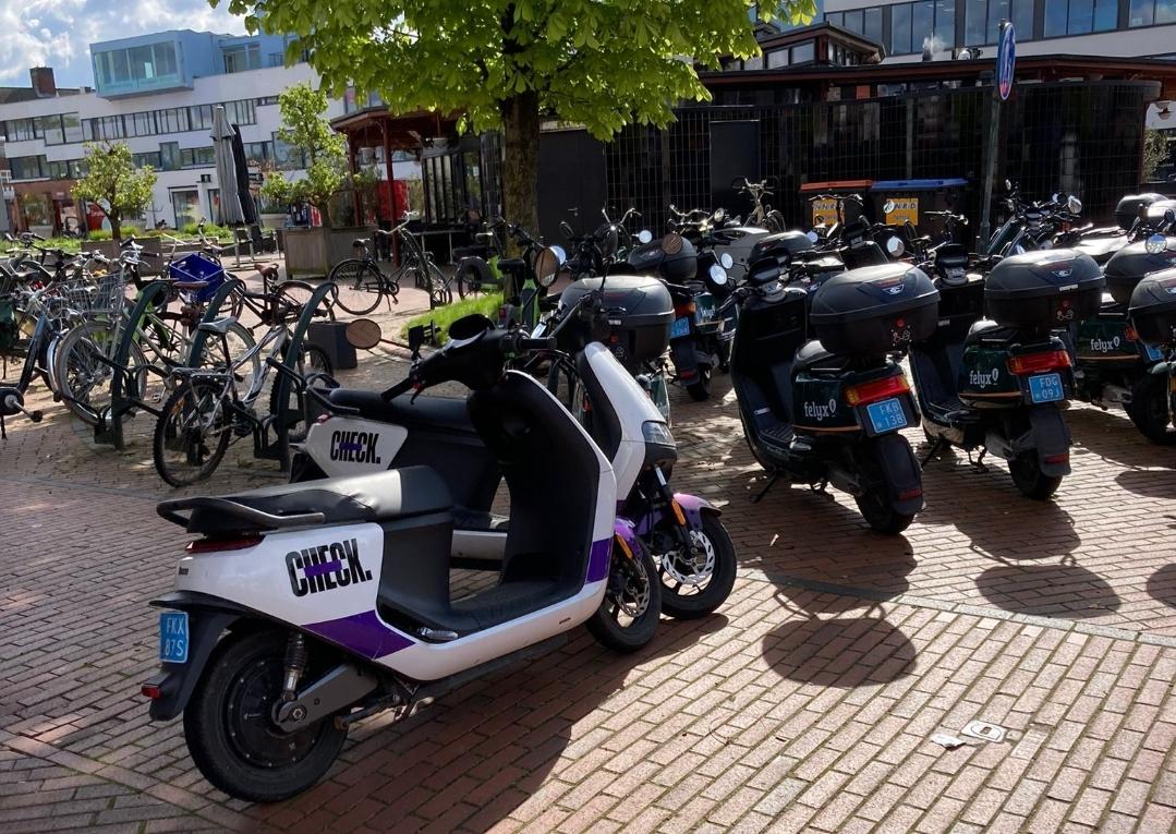 Scooter-oerwoud Felyx en Check. - Haren de Krant - Haren de Krant